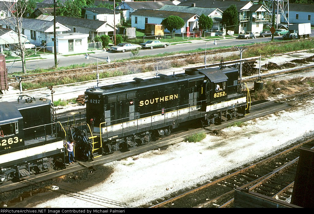 Southern GP7 8252